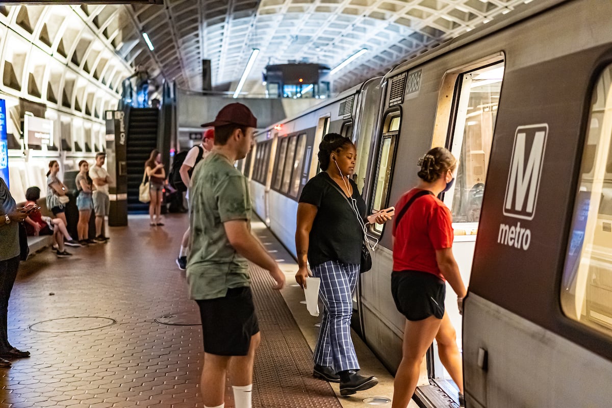 Public Transportation Etiquette: The Golden Rules, Part 3